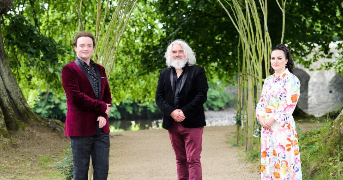 'Carson and the Lady' plot a return to the Castle Gardens - Photo 1 of ...