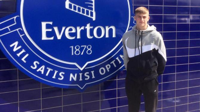 Sean signs for Everton - Photo 1 of 1 - Antrim Guardian